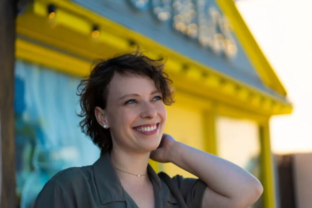 Meet Kristi Shimek: Editor Behind 'Falling for Christmas' (2022/11/22 ...