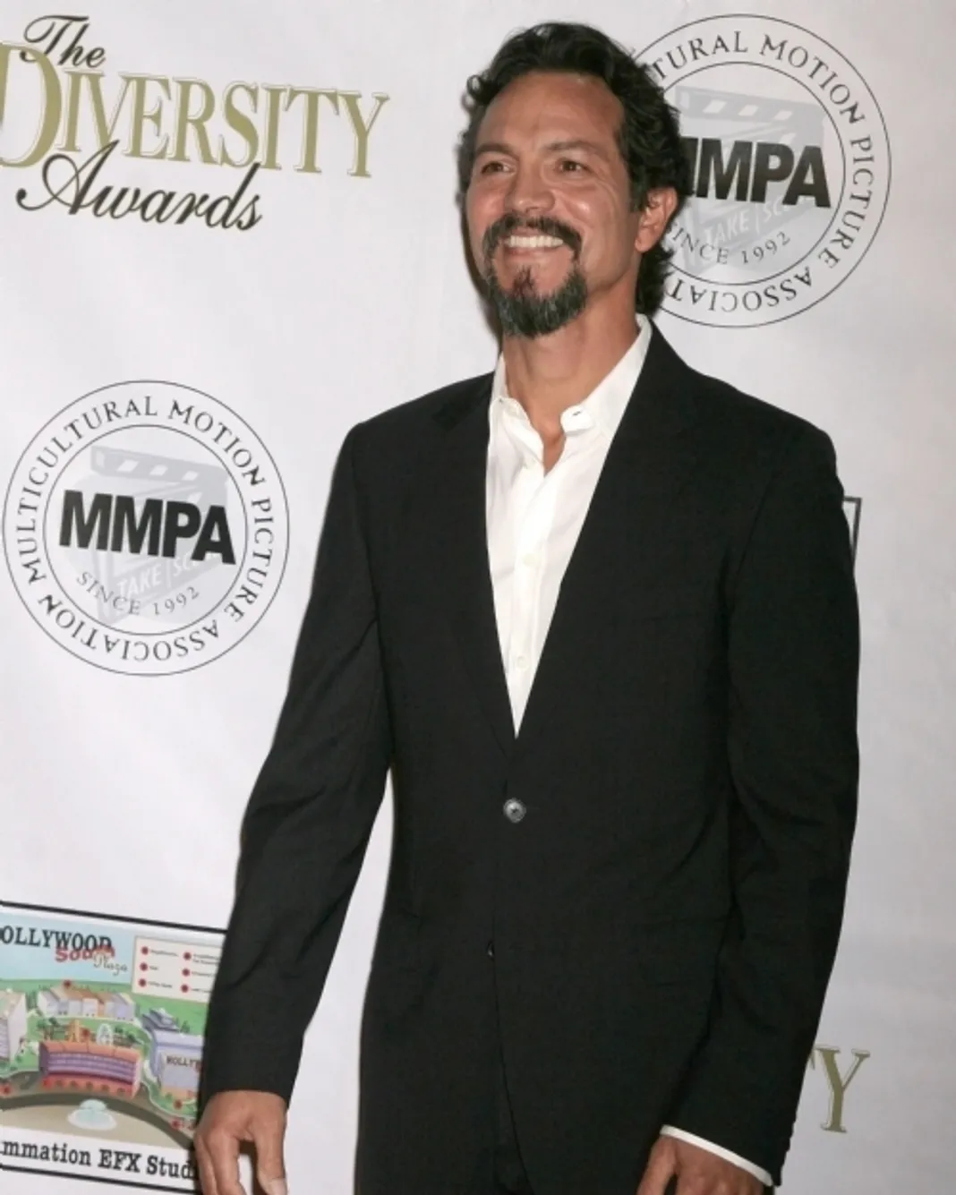 'Modern Family' Brings Back Benjamin Bratt, Welcomes New Baby Lily ...